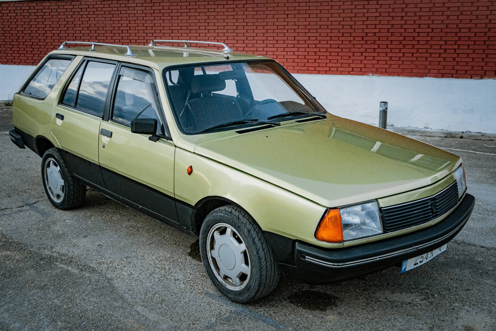 RENAULT R18 VERDE - Vehículos para rodajes